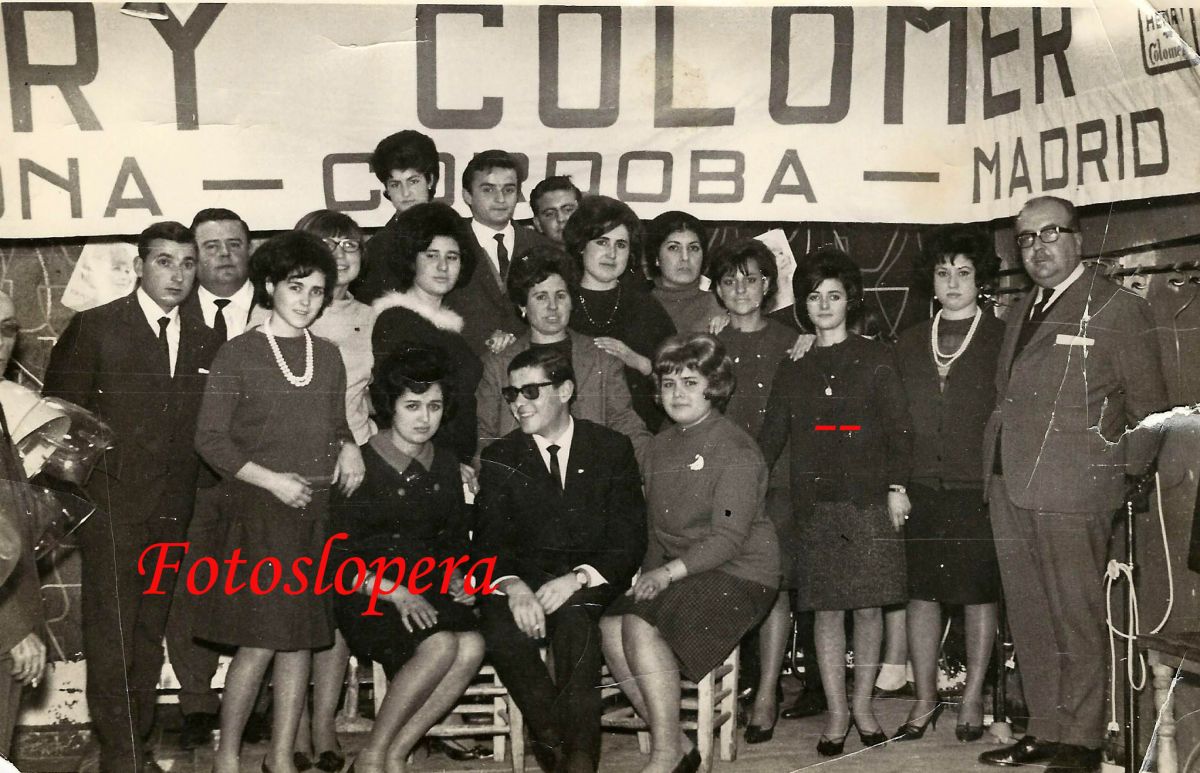Alumnas de la Academia de Peluquería Henry Colomer de Córdoba. Entre ...