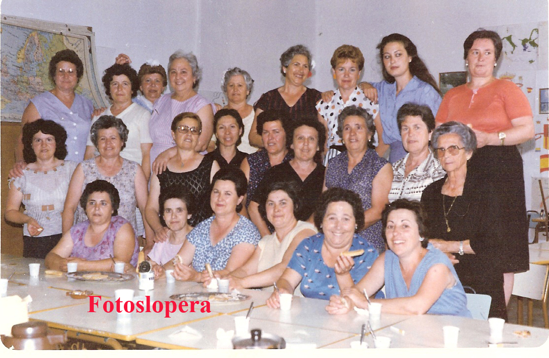 Recuerdo de un grupo de alumnas del Centro de Adultos de Lopera junto a ...