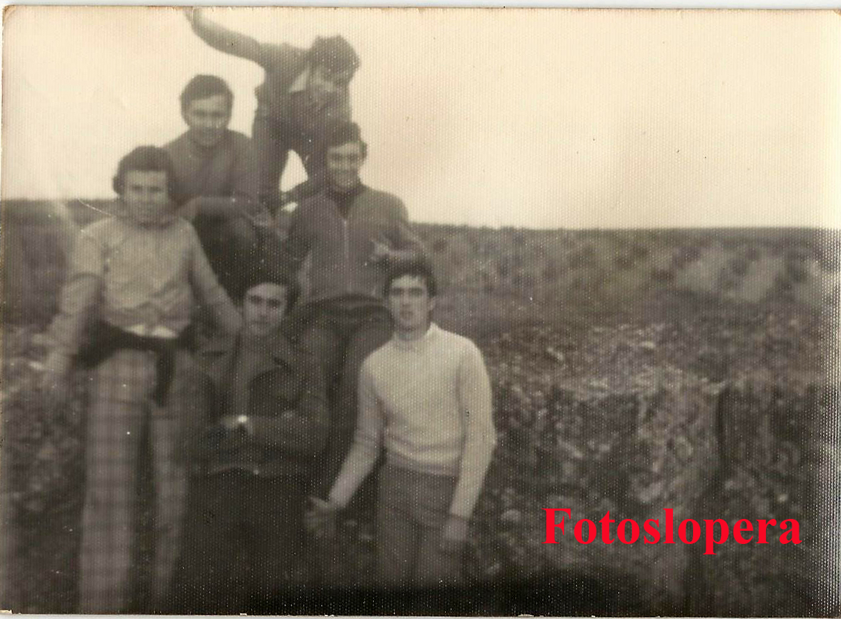 Recuerdo de un grupo de loperanos en el Pilar Nuevo. Luis Morales, Juan Cobo, Crescencio Corpas ...