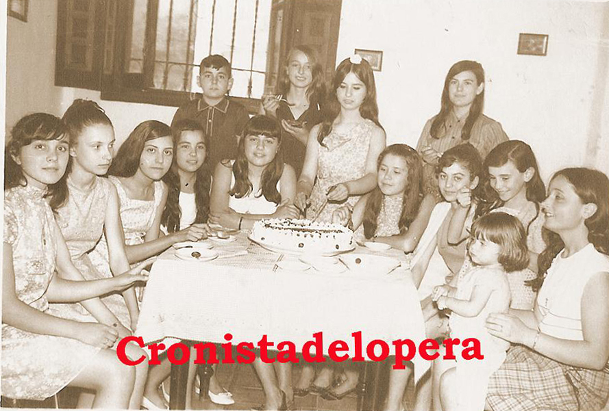 Grupo de loperanas celebrando el cumpleaños de Antonia Lara Guerrero un ...