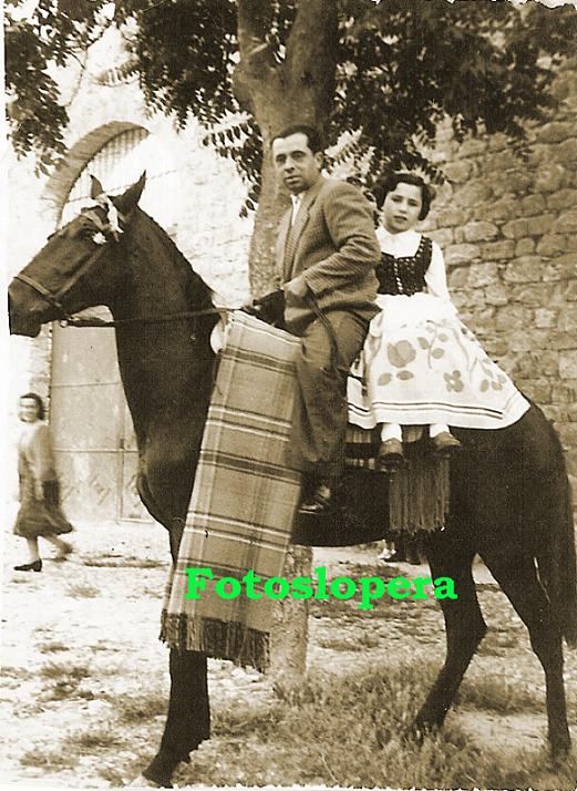 Los loperanos Manuel Bueno Chueco y Obdulia Bueno Torres bajo el árbol ...